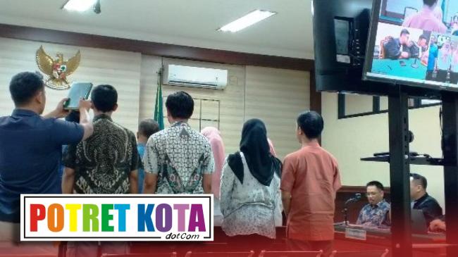 Tim Yuki Firmanto ke Rumah Prof Aulia FEB UB Minta Tanda Tangan