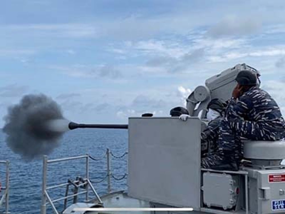TNI AL KRI Fatahilah-361 Tembakkan Meriam